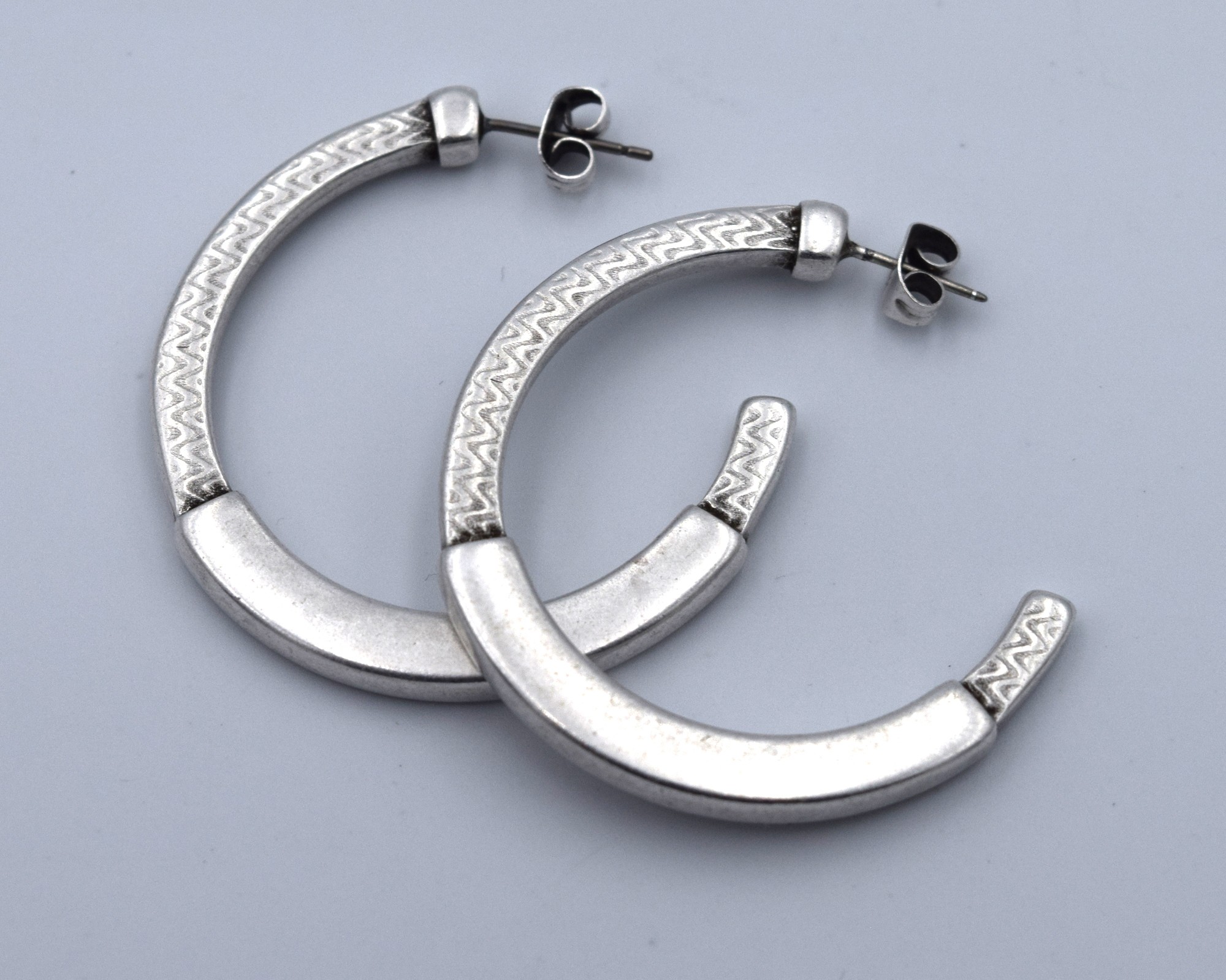 Σκουλαρίκια κρίκος 40mm με pattern καρφί τιτανίου επάργυρα σε ασημί ...