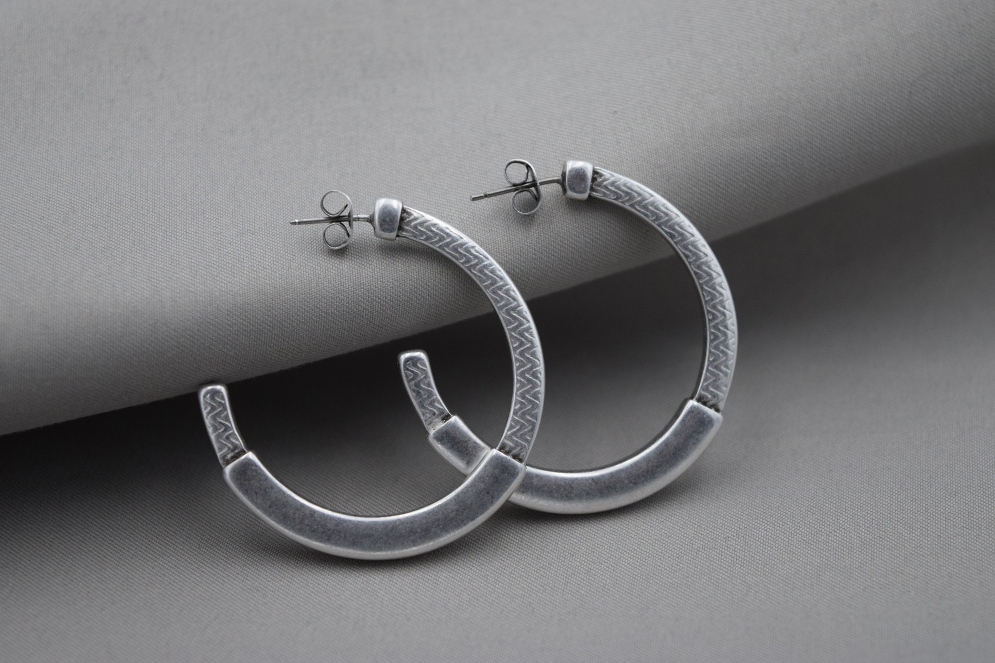 Σκουλαρίκια κρίκος 40mm με pattern καρφί τιτανίου επάργυρα σε ασημί ...
